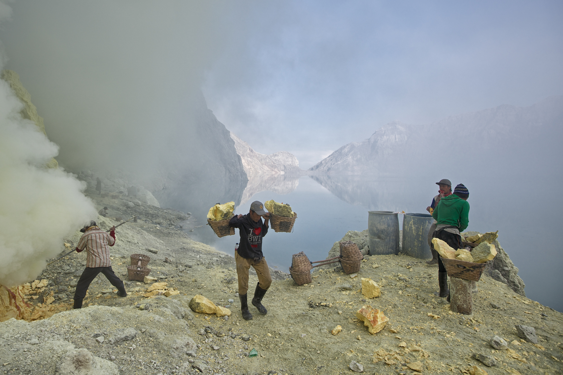 Java – Sulfur Hell Ijen Crater – Michael Paramonti Fotografie