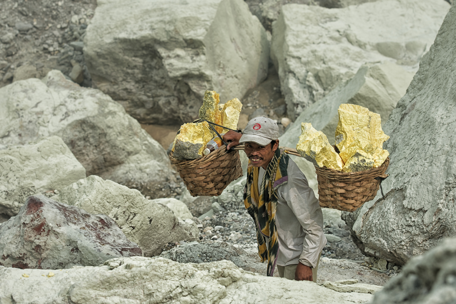 Java – Sulfur Hell Ijen Crater – Michael Paramonti Fotografie